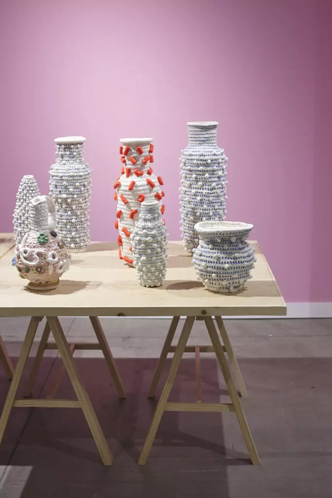 Glenn Barkley, pots and vases at Mindy Solomon Gallery, Miami. ມາລະຍາດຂອງ Collective Design ແລະຊ່າງຖ່າຍຮູບ Scott Rudd.