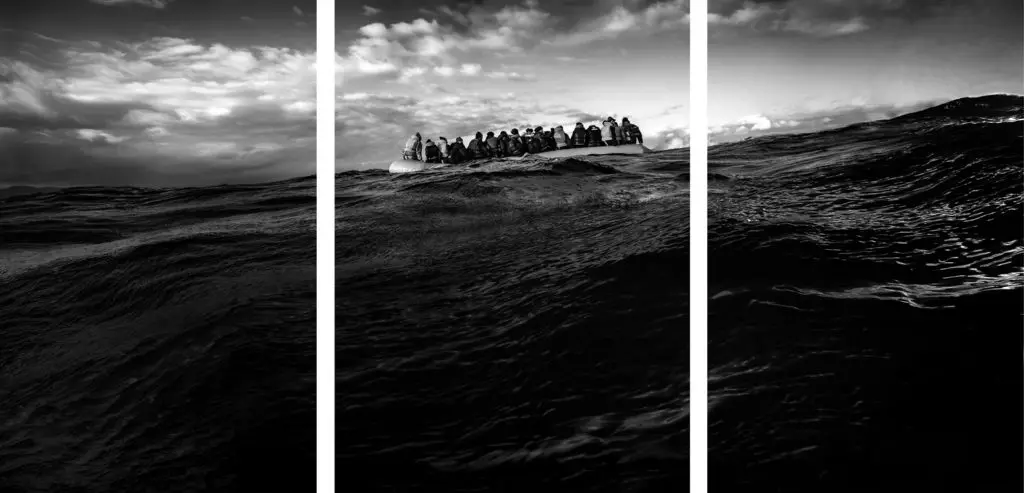 Robert Longo, Gan teideal (Raft at Sea) (2017). © Robert Longo, Bailiúchán Príobháideach Eorpach. Grianghraf: Le caoinchead an ealaíontóra agus Metro Pictures, Nua Eabhrac.