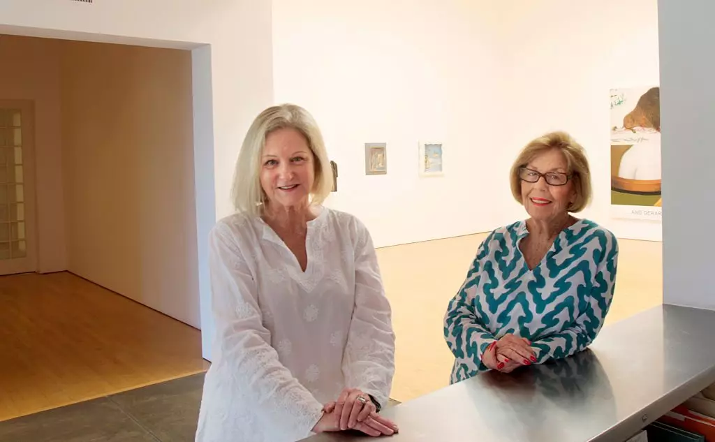 Margo Leavin, benar, dengan Wendy Brandow. (Foto oleh Anne Cusack/Los Angeles Times via Getty Images)