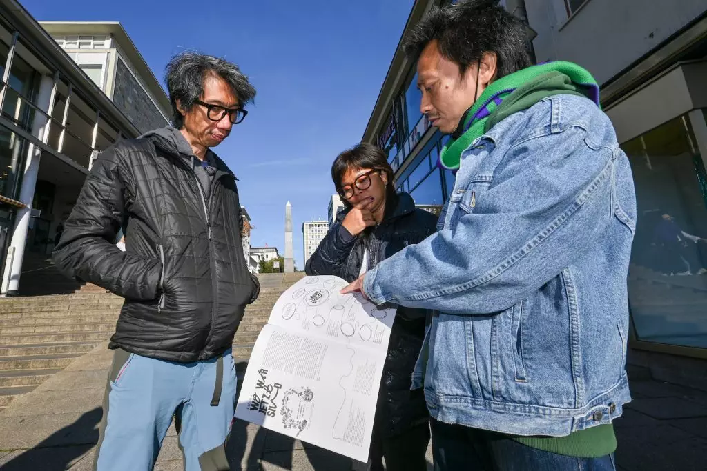 Da esquerda para a direita: Iswanto Hartono, Daniella Fitriap e Reza Afisina do coletivo de artistas ruangrupa em frente ao ruruHaus na edição de outubro da Asphalt com a lista completa dos artistas expositores da documenta. (Foto de Uwe Zucchi/picture aliança via Getty Images)