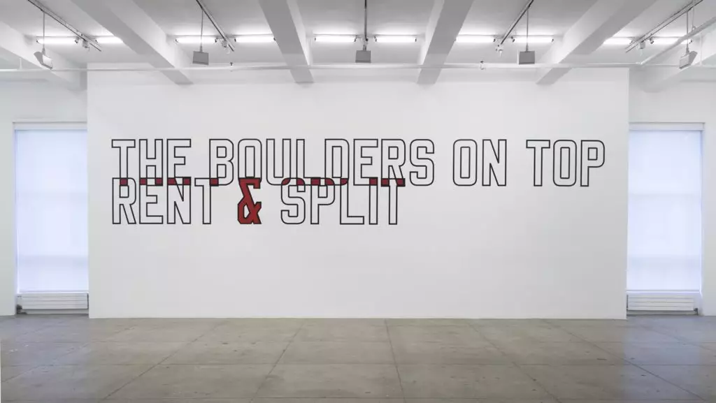 Lawrence Weiner, BOULDERS NA TOP RENT & SPLIT (1987). Site n'ikike onye nka na Marian Goodman Gallery, New York. Foto nke Cathy Carver.