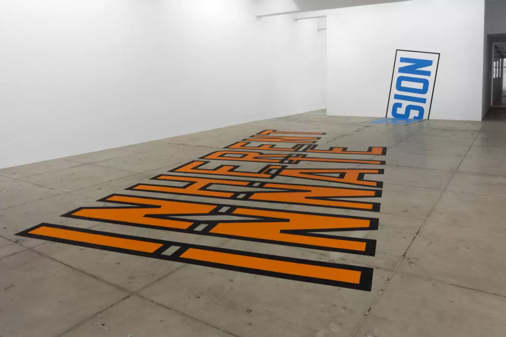 Lawrence Weiner, IHE NDỊ MMADỤ NA-ECHICHE (2015). Site n'ikike nke onye na-ese ihe na Marian Goodman Gallery, New York. Foto nke Cathy Carver.