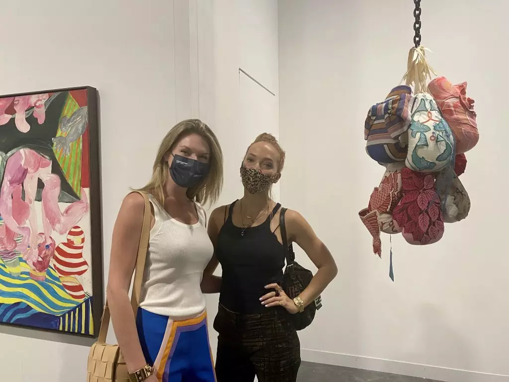 Sarah Arison i Zoe Buckman s radom potonje s londonskom Pippy Houldsworth galerijom u Art Basel Miami Beachu. Fotografija Sarah Cascone.