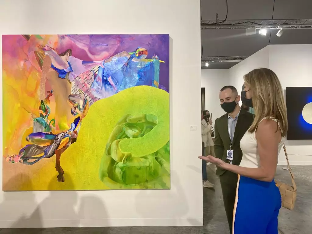 Sarah Arison e Joshua Friedman con un dipinto di Ilana Savdie dalla Kohn Gallery di Los Angeles all'Art Basel Miami Beach. Arison ha acquistato un dipinto dell'artista all'attuale mostra personale della galleria. Foto di Sara Cascone.