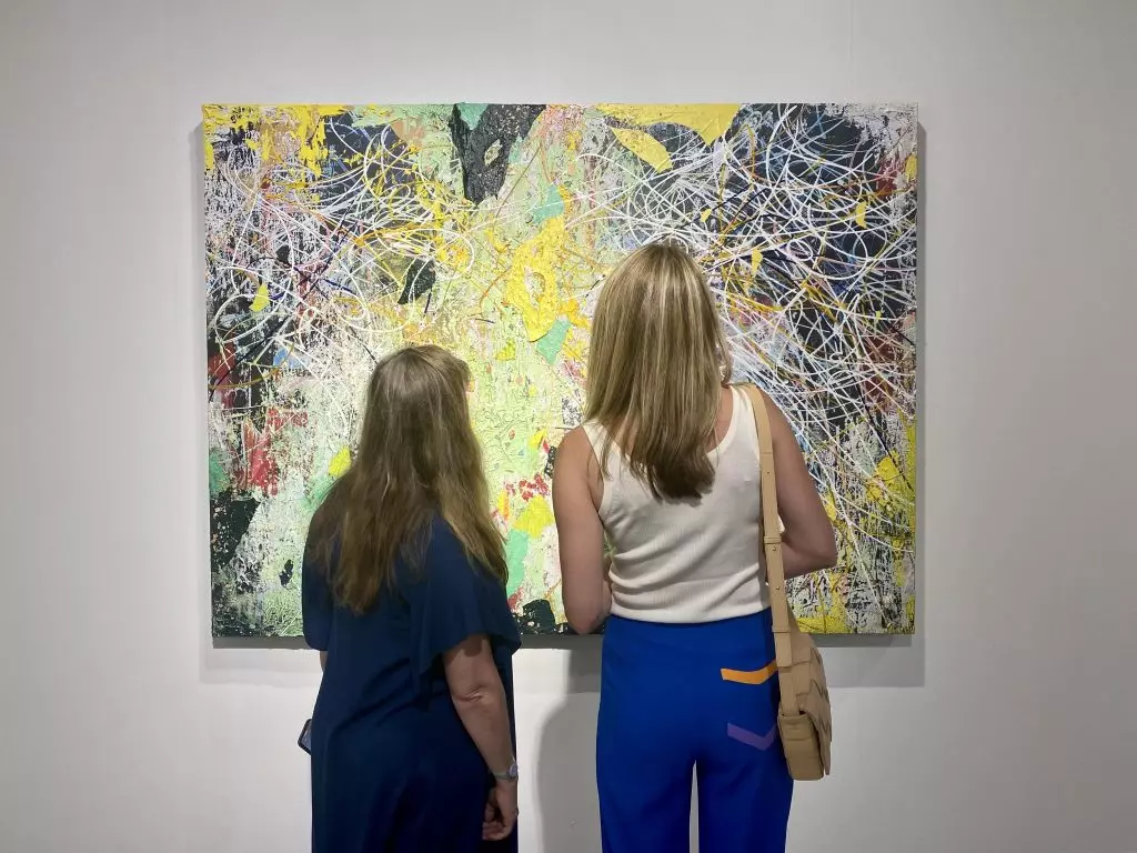 Sarah Arison dan Kate Fowle mengagumi lukisan Jose Parla dari Palm Beach's Ben Brown di Art Basel Miami Beach. Foto oleh Sarah Cascone.