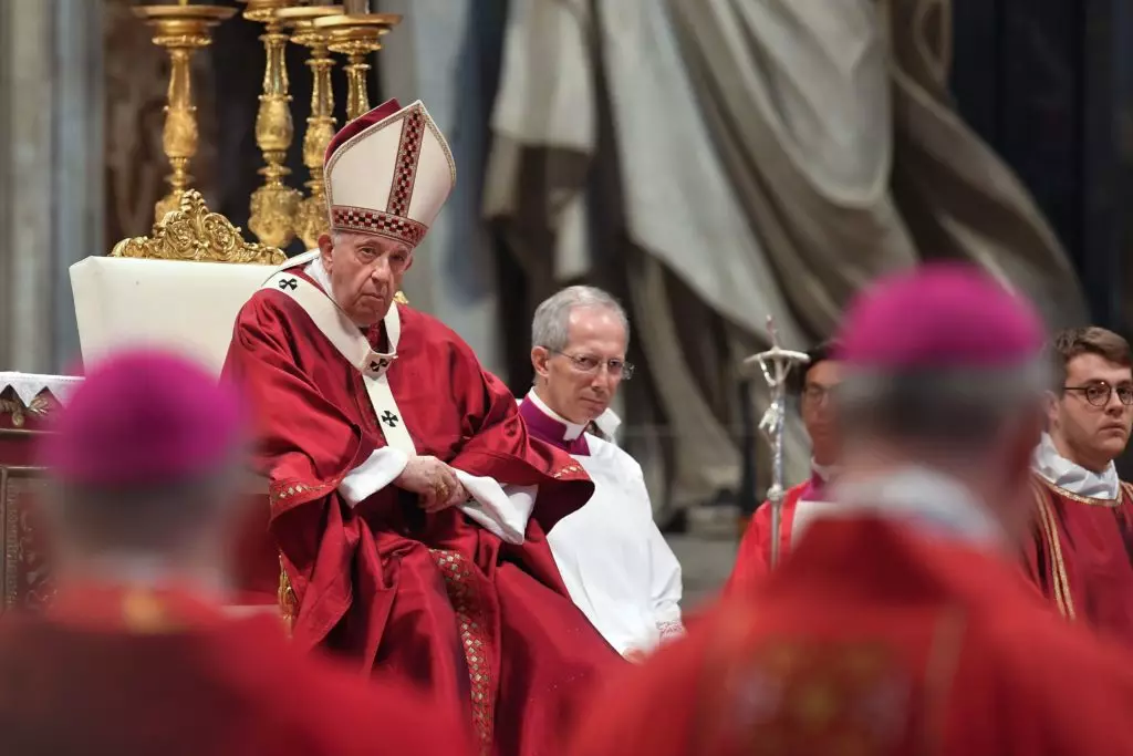 Papa Francisc ține o liturghie pentru a oferi paliumul sacru noilor arhiepiscopi mitropoliți pe 29 iunie 2019 la Bazilica Sf. Petru din Vatican. (Fotografie de Tiziana FABI / AFP) (Fotografia trebuie să citească TIZIANA FABI/AFP/Getty Images)