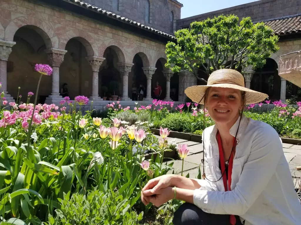 Carly Still, Managing Horticulturalist ing Met Cloisters. Foto duweni Museum Seni Metropolitan.