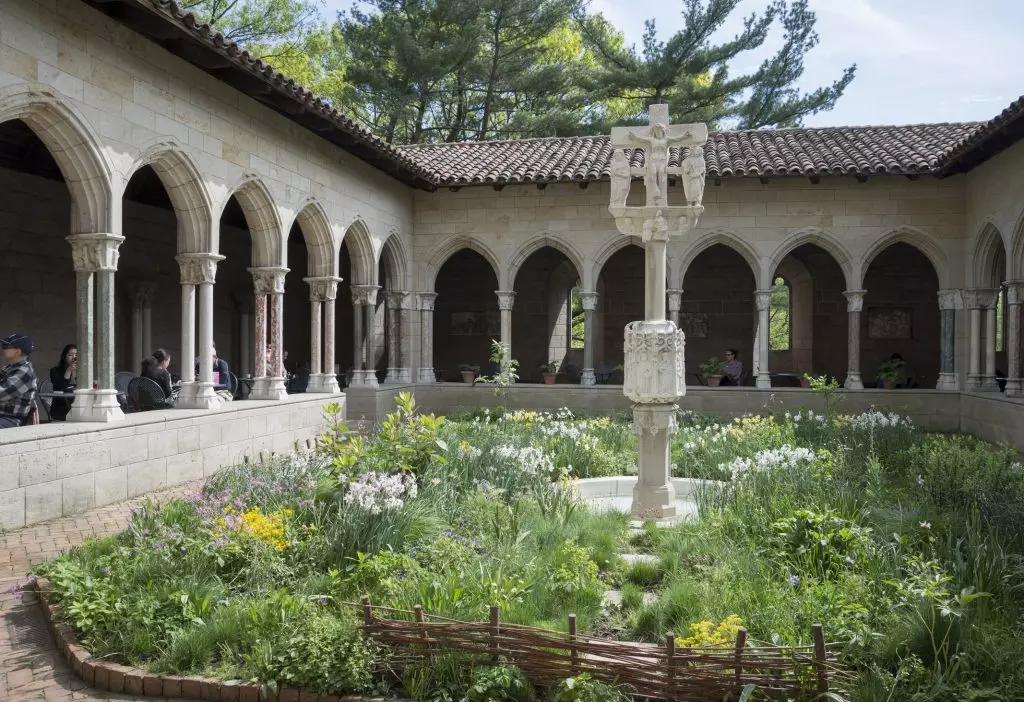 Lub Trie Cloister. Diam duab courtesy Metropolitan Museum of Art.