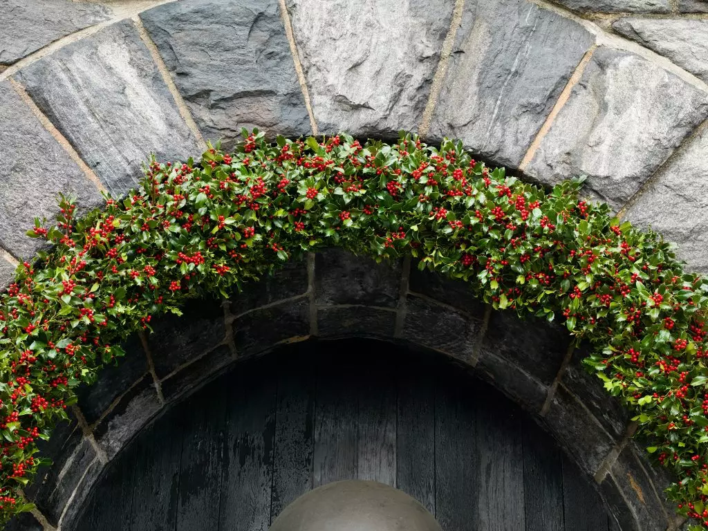 Isang holly arch noong 2013 holiday display sa Met Cloisters. Larawan sa kagandahang-loob ng Metropolitan Museum of Art.