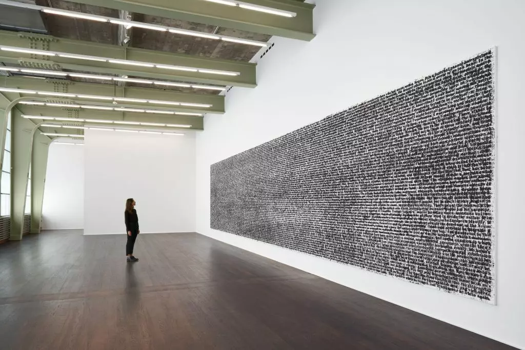 Vista dell'installazione, "Glenn Ligon. First Contact’ presso Hauser & Wirth Zurigo, Limmatstrasse, fino al 23 dicembre 2021. Glenn Ligon. Per gentile concessione dell'artista e di Hauser & Wirth. Foto: Jon Etter