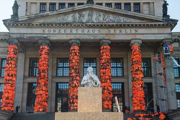 Instalación do chaleco salvavidas de Ai Weiwei en Berlín. Foto: JOHN MACDOUGALL/AFP/Getty Images