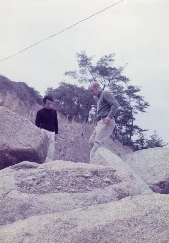 Masatoshi Izumi u Isamu Noguchi fl-istudjo tagħhom f'Mure, il-Ġappun fl-1975. Ritratt bil-kortesija tal-Arkivju tal-Mużew ta' Noguchi.