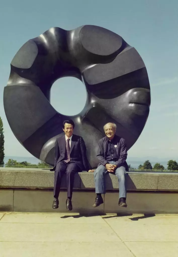 Noguchi dan Izumi dengan Black Sun di Seattle pada tahun 1969. Foto milik Arsip Museum Noguchi.