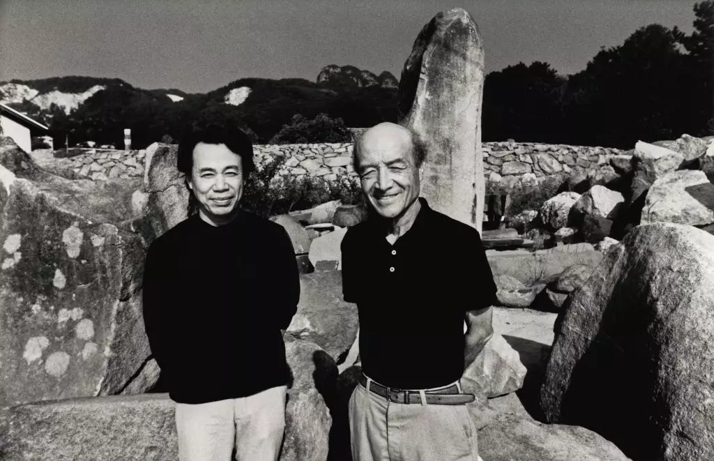 Izumi e Noguchi nel 1987. Foto di Jun Miki e per gentile concessione del Noguchi Museum Archive.