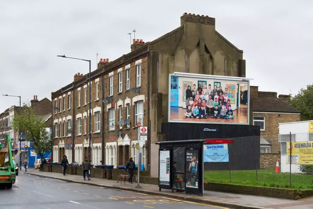 Steve McQueen Odun 3. Billboard ni Kensal Green, London Borough of Brent. Fọto Theo Christeli.