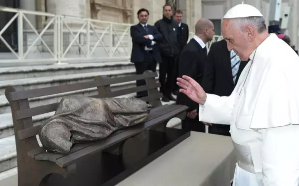 O Papa Francisco bendicindo unha estatua de Xesús sen fogar, entregada en novembro de 2013. Foto: The Higher Learning.