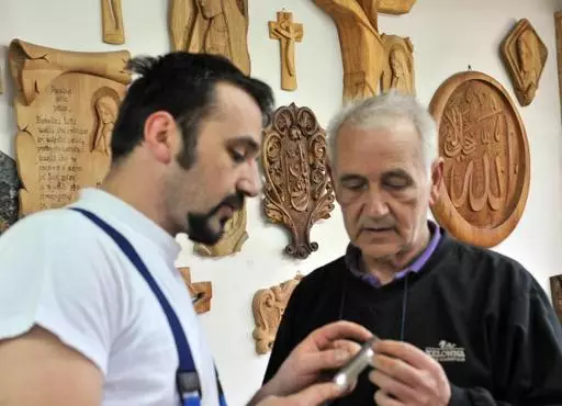 O escultor musulmán Edin Hajderovac, que está a esculpir unha cadeira para o Papa Francisco, traballa no seu estudo de Zavidovici, Bosnia. Foto: Elvis Barukcic, cortesía AFP Foto.