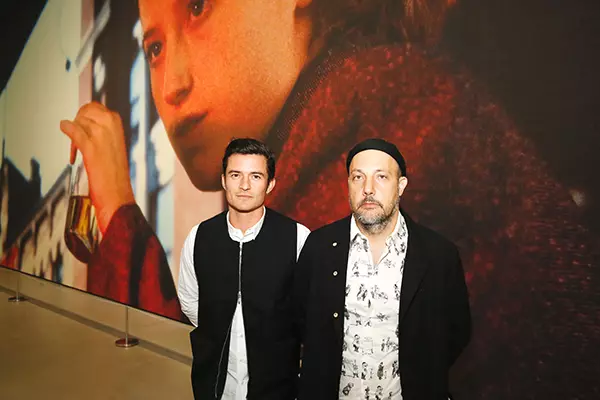 Orlando Bloom y Stefan Simchowitz posan durante la