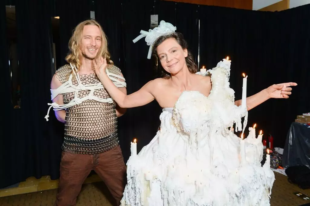 Rick Kariolic y Anita Durst con un vestido candelabro de Flambeaux en la Chashama Gala 2016. Cortesía del fotógrafo Joe Schildhorn/BFA.