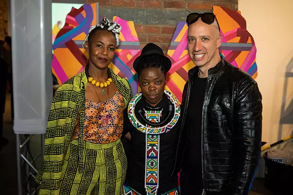 Wangechi Mutu, Zanele Muholi, a Robert Verdi bei AFRICA'SOUT!2016. Ugedriwwe vun Richard G. Burrowes.