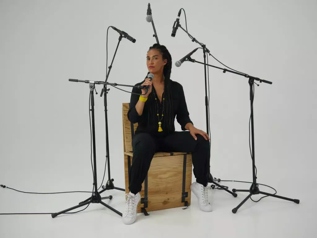 Na faʻafefea e Grada Kilomba ona liliu lana suʻesuʻega o le Psychoanalyse ma le PTSD i se faʻataʻitaʻiga faʻataʻitaʻiga e faʻafeiloaʻi ai faʻalavelave faʻapitoa.