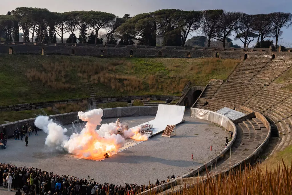 Cai Guo-Qiang විසින් 2019 පෙබරවාරි මාසයේදී පොම්පෙයි හි Amphitheatre හි දී Explosion Studio ජ්වලනය කිරීම. ඡායාරූපය: Wen-You Cai, Cai Studio අනුග්‍රහයෙනි.