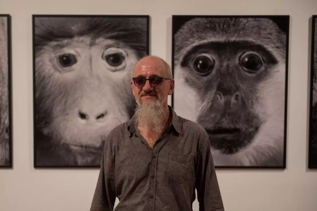 MARIBOR, SLOVENIA - 2019/08/09: Oleg Kulik pose pikeun poto nalika bubuka Golden Fleece, paméran solo na diayakeun di Kibla Portal Gallery. Oleg Kulig mangrupikeun seniman kontemporer Rusia anu nyéépkeun sabulan di karésidénan seniman di Maribor. (Poto ku Milos Vujinovic/Gambar SOPA/LightRocket via Gambar Getty)