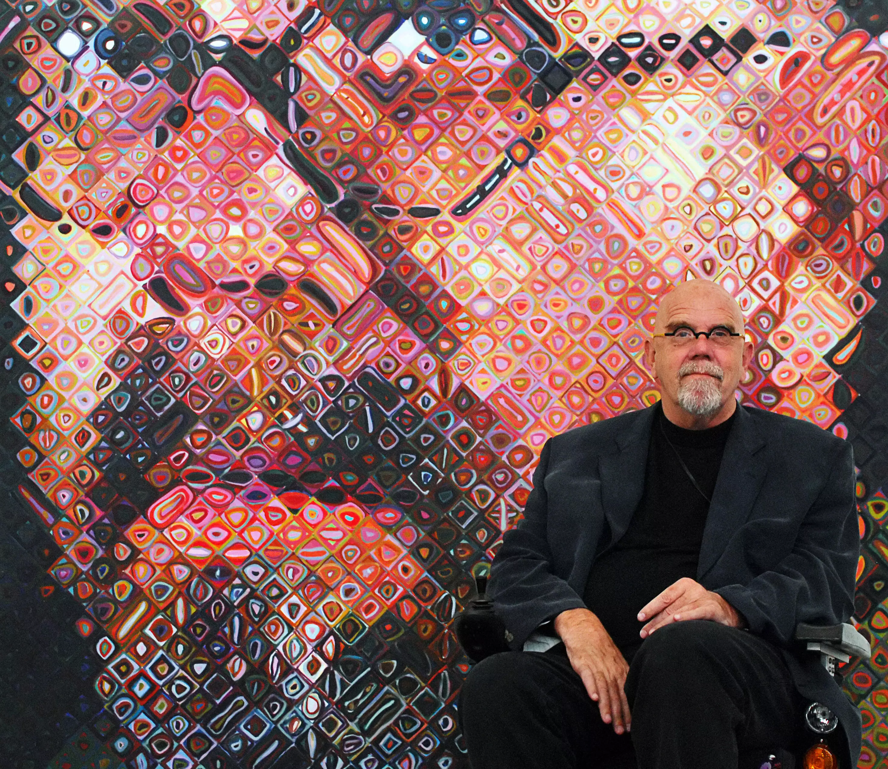 Onye America Artist Chuck Close, onye mepụtara ihe osise fotorealist buru ibu karịa ndụ, anwụọ na 81