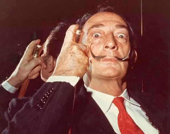 Eserese nke onye na-ese ihe na Spen Salvador Dali (1904 - 1989) na okpete ya, 1960s. Foto: Hulton Archive/Getty Images.