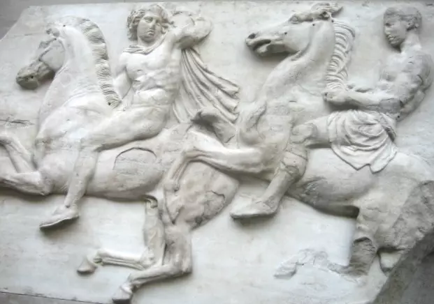 Ang kasadpang frieze sa Parthenon Marbles, nga makita sa British Museum sa London. Litrato ni Urban, Creative Commons Attribution-Share Alike 2.5 Generic nga lisensya.