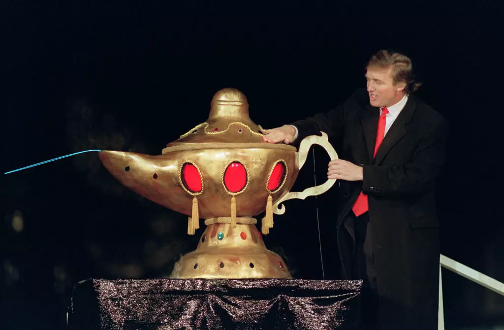 Donald J. Trump na cerimônia de abertura do cassino Trump Taj Mahal, em Atlantic City, 1990. Foto: Bill Swersey/AFP/Getty Images.