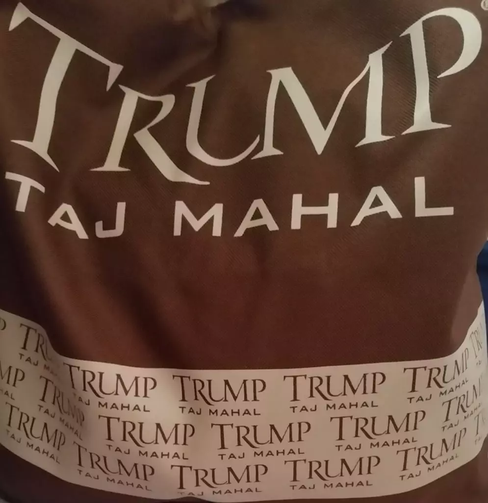 Bolsa Trump Taj Mahal, fabricada nos Estados Unidos pela Union Labor. Foto cortesia de Levi Fox.