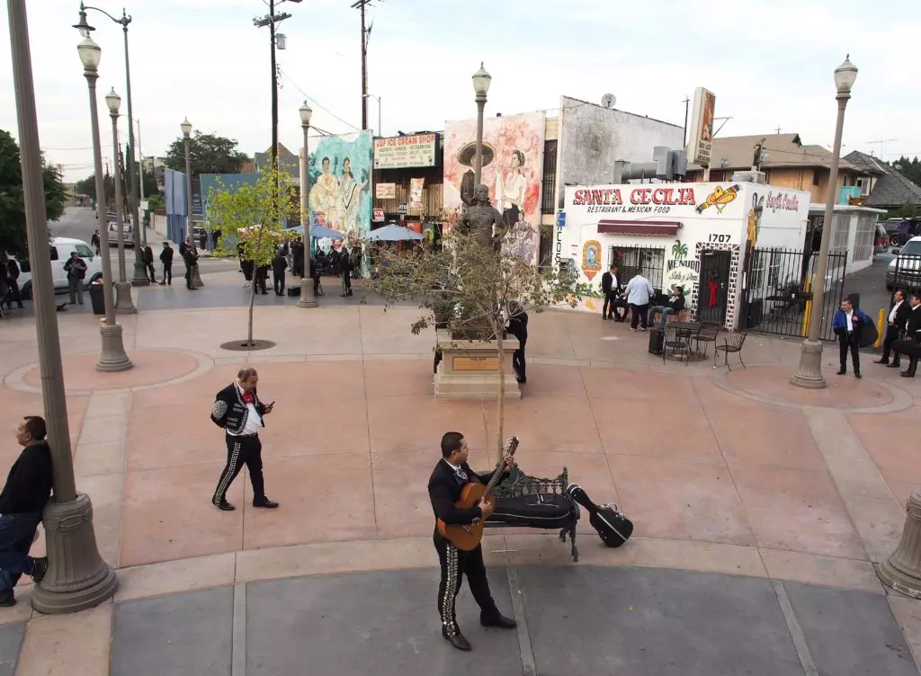 Un músic toca a Mariachi Plaza a la secció Boyle Heights de Los Angeles, 20 de desembre de 2014. Cortesia de ROBYN BECK/AFP/Getty Images.