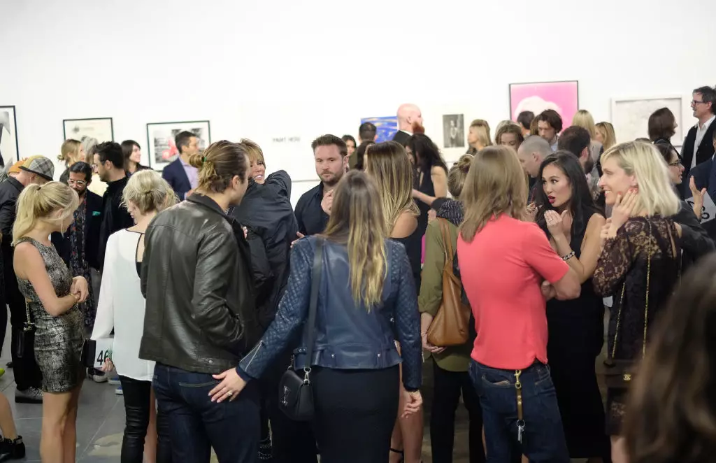 Convidats a la galeria MAMA, a l'oest de Boyle Heights, el 2015. Cortesia de Michael Buckner/Getty Images per a Art of Elysium.