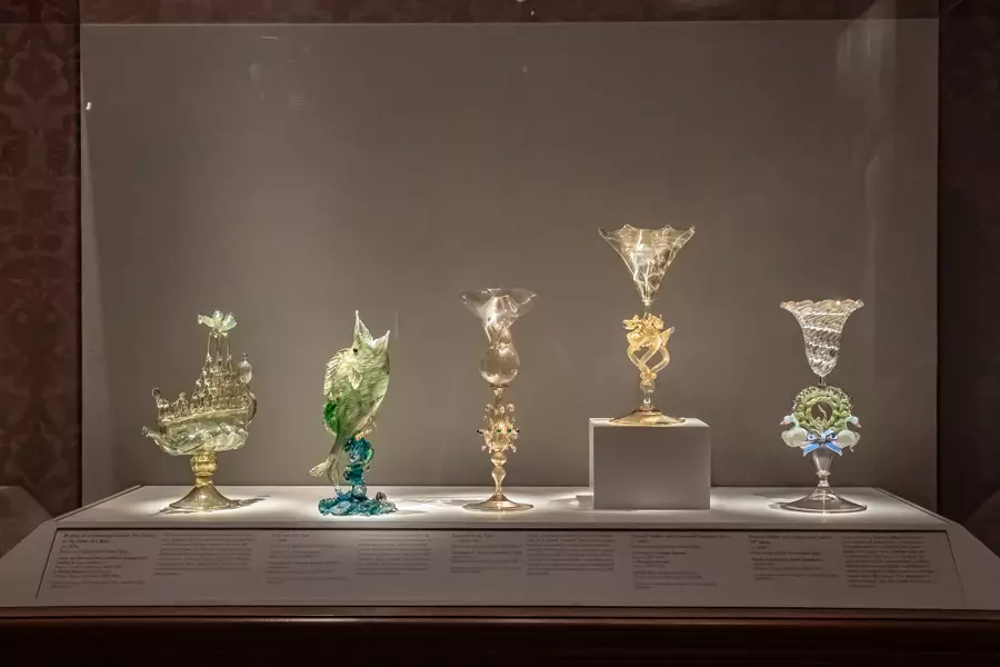 Fotografia dell'installazione di Sargent, Whistler e Venetian Glass: American Artists and the Magic of Murano, 2021, Courtesy of Smithsonian American Art Museum; Foto di Albert Ting.