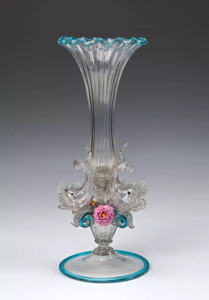 Prodotto da Compagnia di Venezia e Murano (CVM), Vaso con delfini e fiori (ca. 1880-1890). Per gentile concessione dello Smithsonian American Art Museum