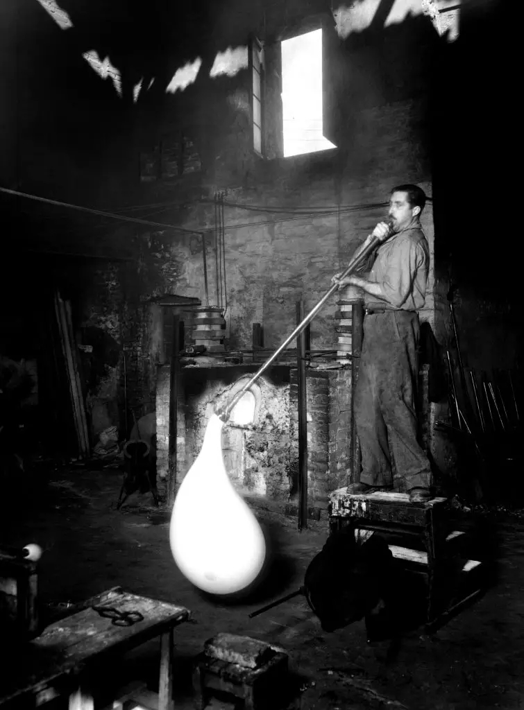 Ubutaliyani, veneto, gutunganya ibirahuri muri murano, 1955. (Ifoto ya: Touring Club Italiano / Marka / Itsinda ryamashusho rusange ukoresheje Getty Image)