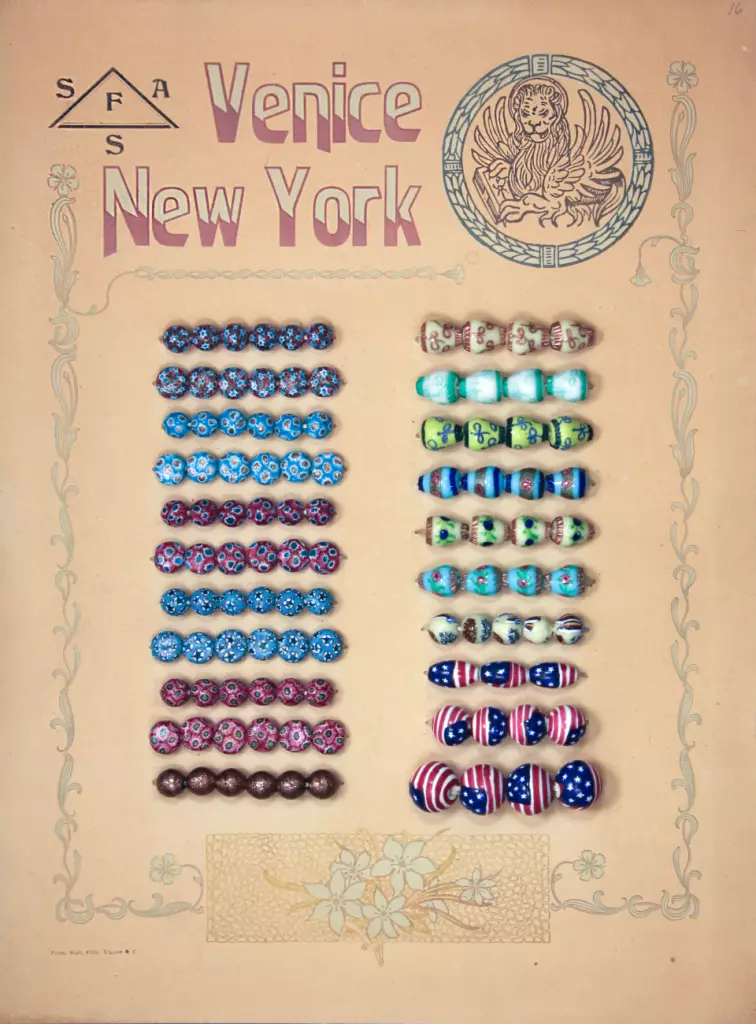 Αποδίδεται στη Societa Veneziana per l'industria delle Conterie & Stephen A. Frost & Son, Sample Card with Millefiori και Flag Beads, (τέλη 19ου αιώνα-1904). Ευγενική προσφορά του Κρατικού Μουσείου του Ιλινόις.