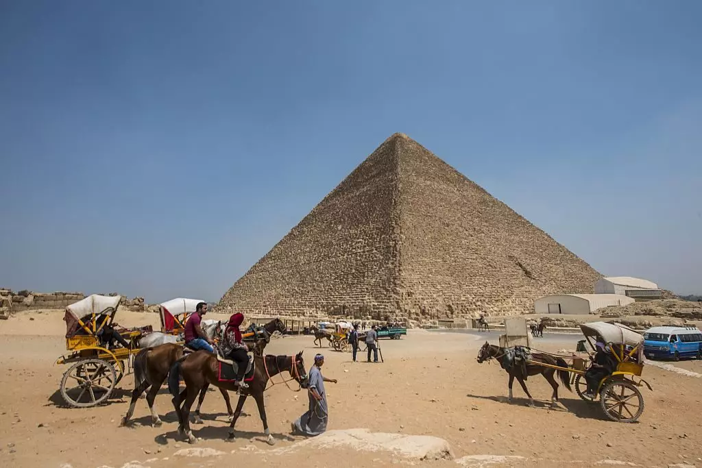 Nijs oer keunstyndustry: De Grutte Piramide fan Giza seach der folslein oars út as de âlde Egyptners + Oare ferhalen 22164_1