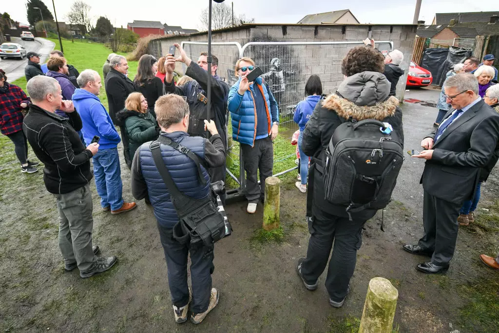 Návštěvníci se shlukují kolem Banksyho nové práce v Port Talbot. Foto Ben Birchall/PA Images přes Getty Images.