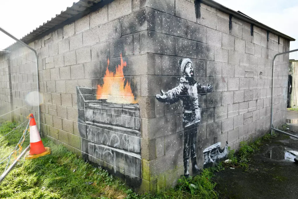 Banksyho nástěnná malba na zdi garáže v Port Talbot, jižní Wales. Autor fotografie Ben Birchall PA/Getty Image.