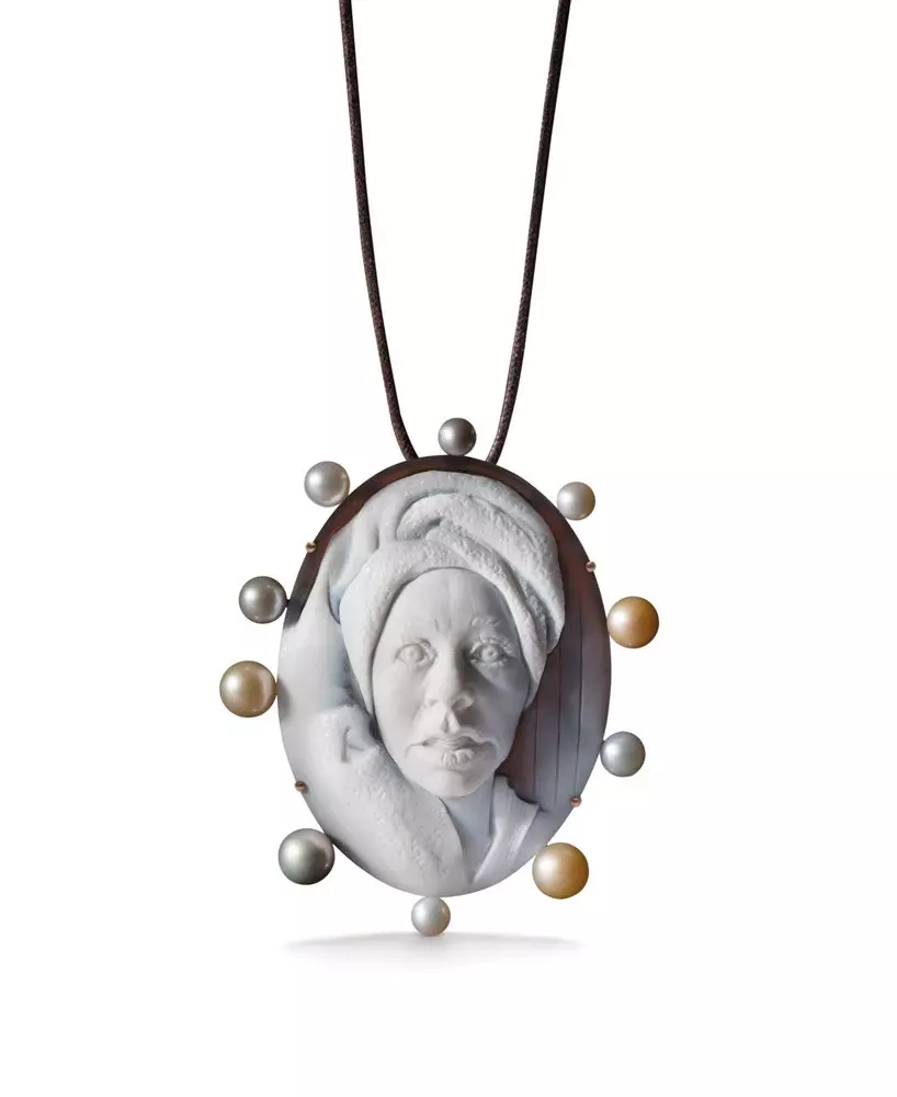 LIZWORK Cameo လိုင်းအသစ်အတွက် Cindy Sherman မှ Spa pendant ဓာတ်ပုံအား LIZWORKS မှ ကူးယူဖော်ပြပါသည်။