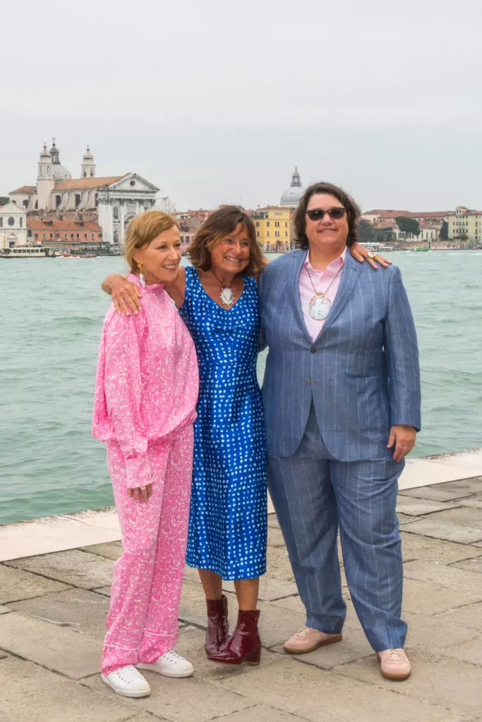 Cindy Sherman, Liz Swig ma Catherine Opie i le tatalaina o le LIZWORKS Cameo collection i Harry's Dolci i le 58th Venice Biennale ia Me 08, 2019 i Venise, Italia. Ata na saunia e Simone Padovani/Awakening/Getty Images mo CAMEO.