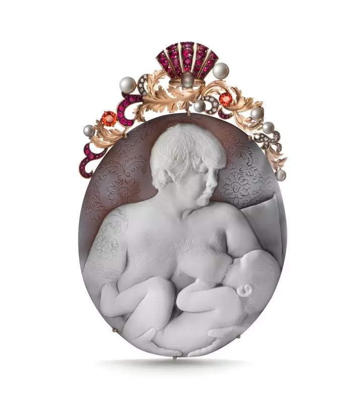 Self-Portrait Nursing pendant troch Catherine Opie foar de nije LIZWORK Cameo line. Foto mei hoflikens fan LIZWORKS.