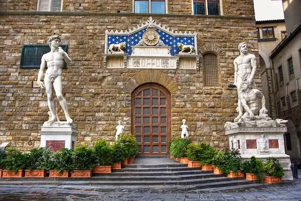 Skulpturen vum David an Hercules déi Cacus ausserhalb vum Palazzo Vecchio, Florenz ëmbréngen. Foto: caftours.com