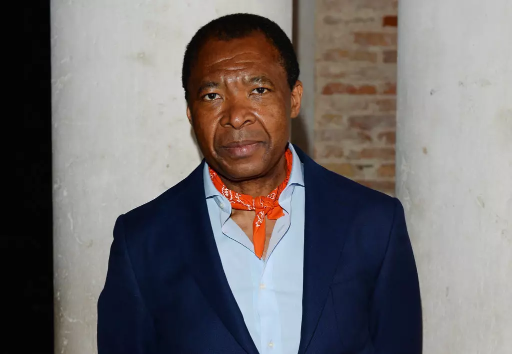 Okwui Enwezor. ຮູບພາບ: ຮູບພາບ: Stefania D'Alessandro / Getty Images ສໍາລັບ Prada.