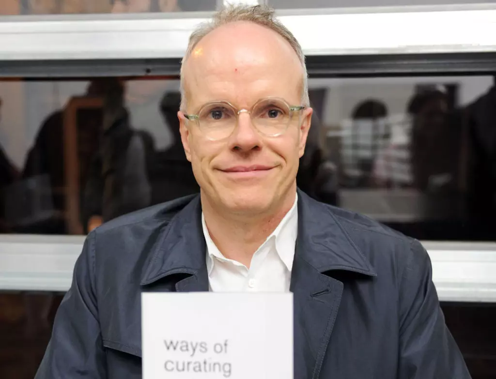 Hans Ulrich Obrist beşdarî pîrozbahiya destpêka Enstîtuya Swîsre ya pirtûka xwe Ways Of Curating di 13-ê Mijdara 2014-an de li bajarê New York-ê dibe. Wêne Craig Barritt / Getty Images ji bo Kovara Serface.