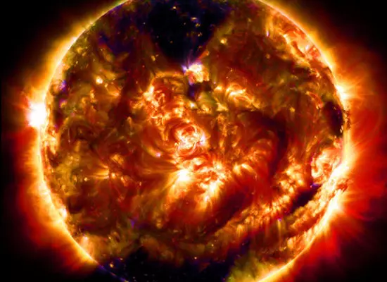 In oerlaad gearstalde ôfbylding fan 'e 100 miljoenste foto makke troch AIA, mei de sinne yn meardere golflingten. Foto: NASA/SDO.