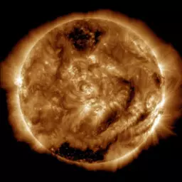 AIAk 2015eko urtarrilaren 19an ateratako 100 milioigarren argazkia. Argazkia: NASA/SDO/AIA/LMSAL.