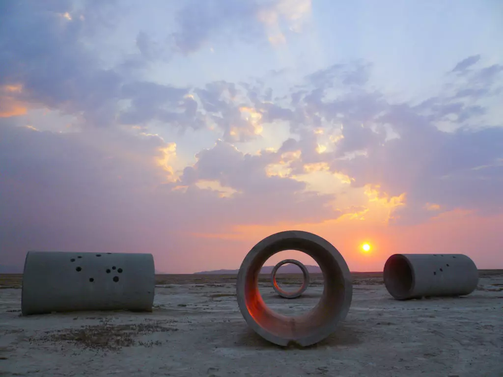 Nancy Holt's Sun Tunnels, 1973-76, yn 'e Great Basin Desert yn Noardwest-Utah, sa'n fjouwer kilometer súdwestlik fan Lucin en njoggen kilometer eastlik fan 'e grins fan Nevada. © Estate of Nancy Holt / Lisinsearre troch VAGA, New York, NY. Mei tank oan it lângoed fan Nancy Holt.